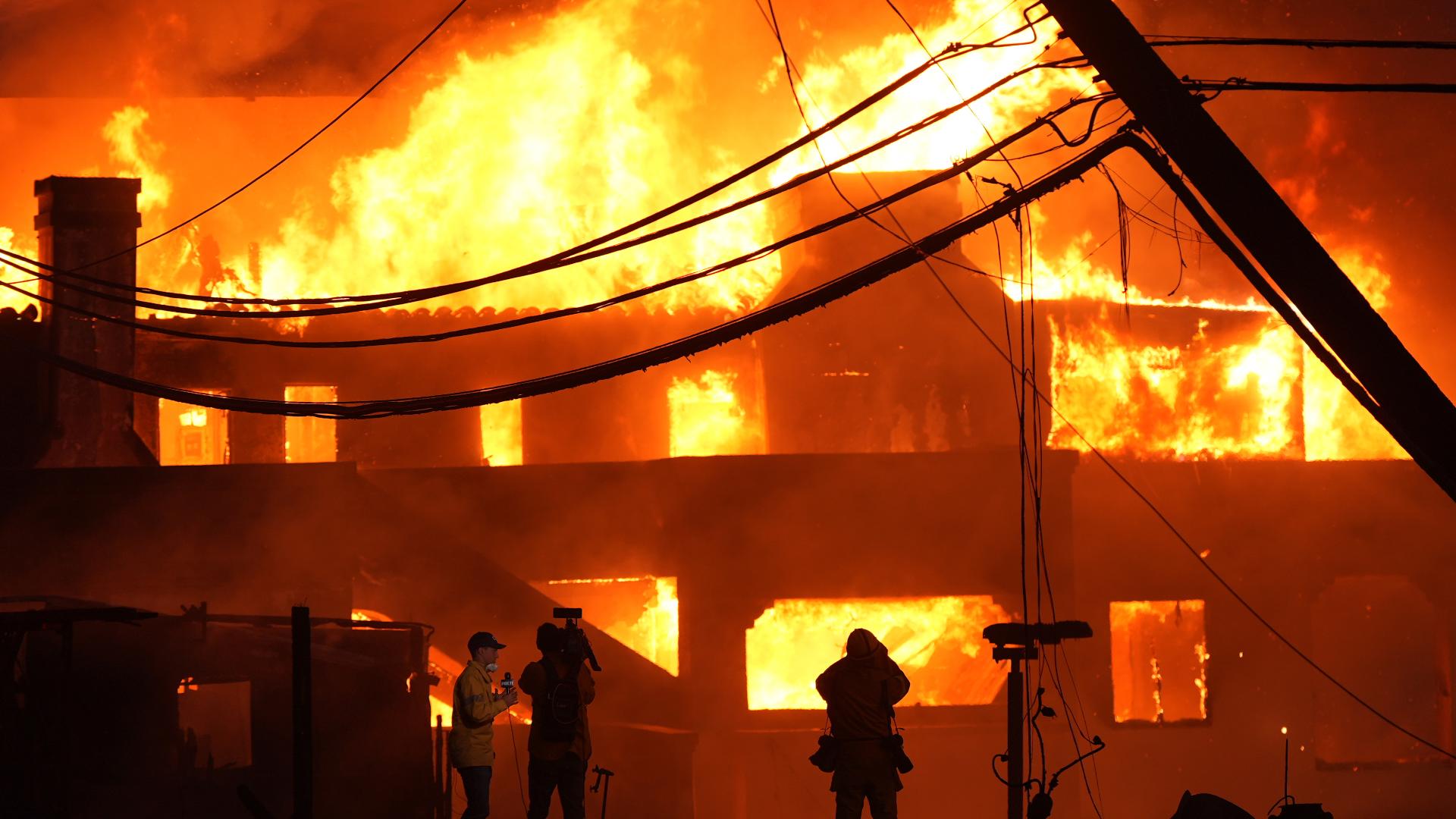 New LA-area fire prompts more evacuations as officials say over 10,000 ...