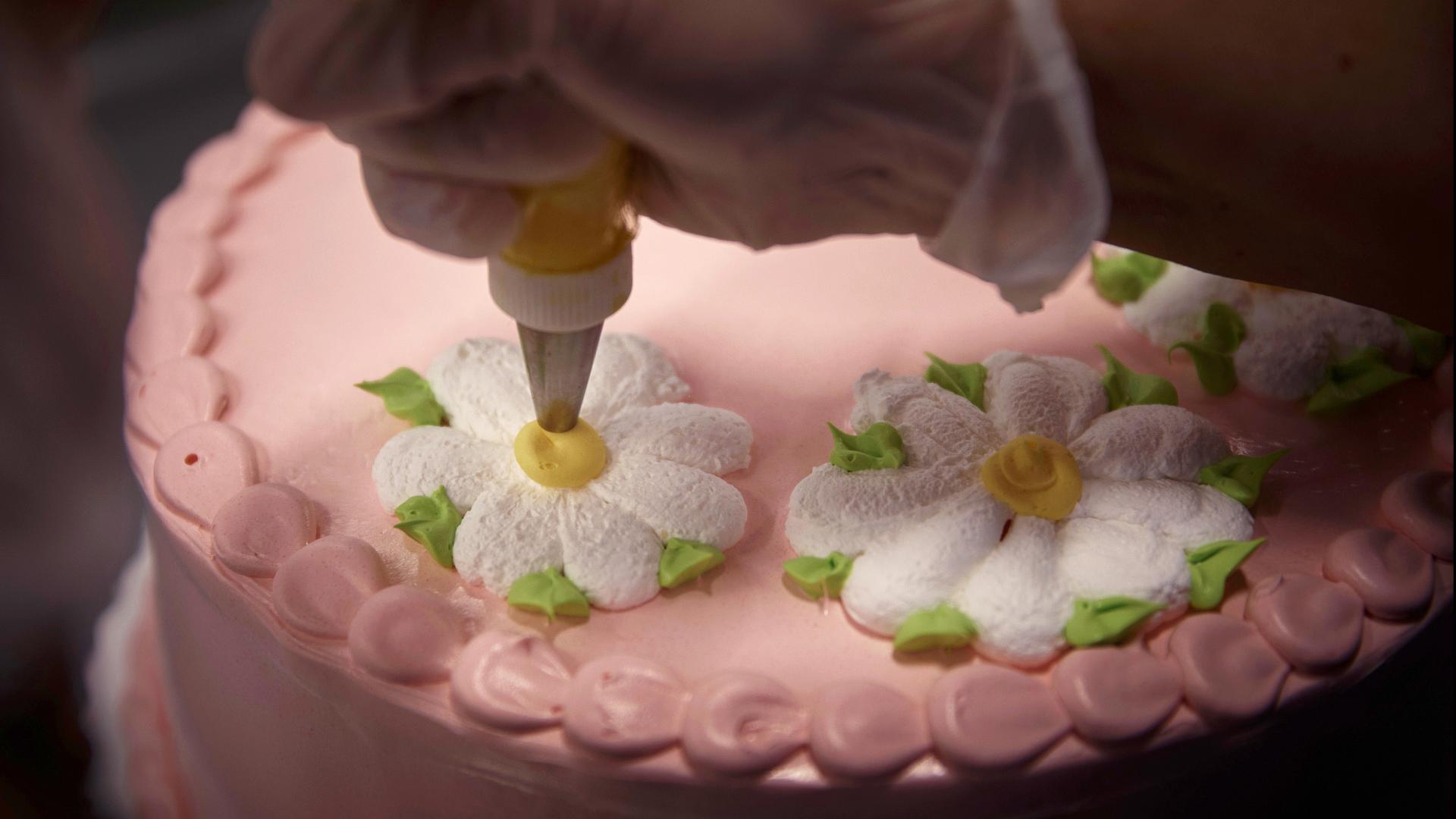 Walmart's army of bakery decorators among highest hourly paid store ...