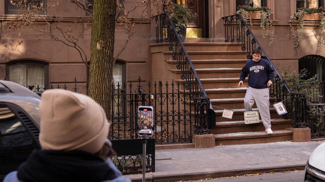 Carrie Bradshaw's 'Sex and the City' brownstone will get gate to deter tourists | whas11.com