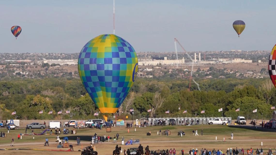 Hot air balloon hits, collapses Albuquerque radio tower | whas11.com