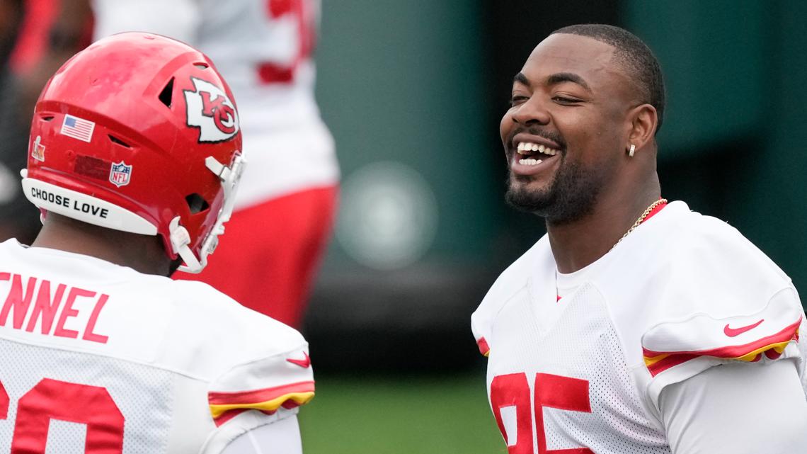 Why does Chris Jones cry during national anthem? | whas11.com