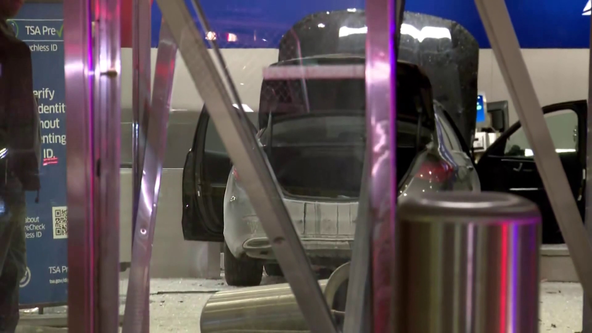 Car crashes into Detroit Metro Airport terminal, injures 6 | whas11.com