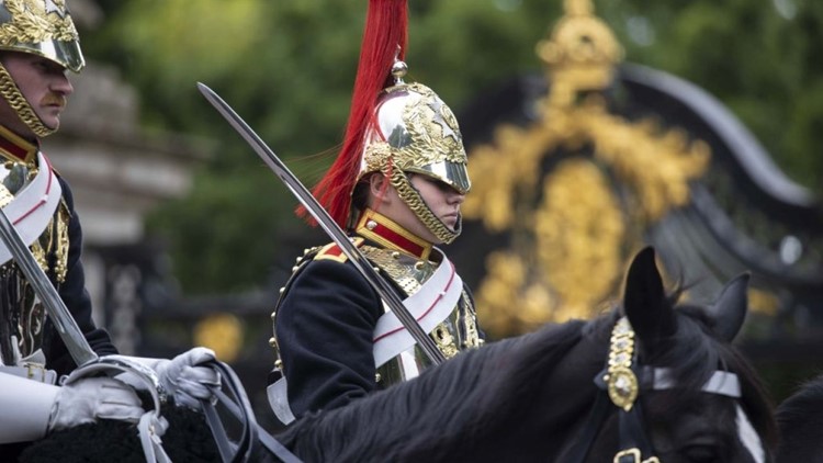 Watch a King's Guard Scream at a Tourist Outside Buckingham Palace: 'Do ...