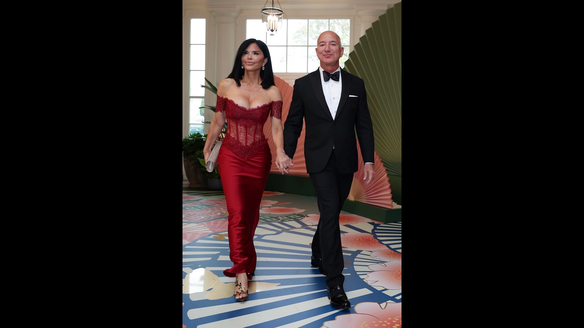 Jeff Bezos' Fiancée Lauren Sánchez Turns Heads in Corset Gown at White ...