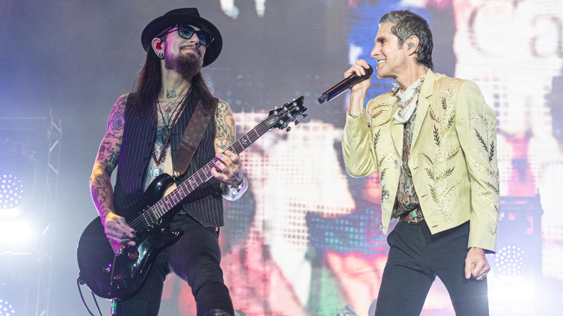 Perry Farrell fights Dave Navarro during Jane's Addiction concert ...