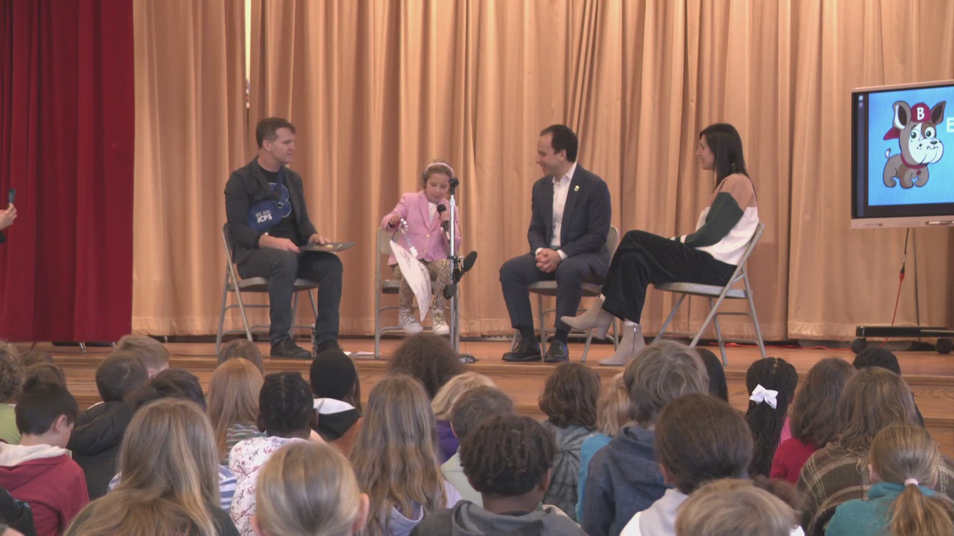 Louisville mayor visits with fellow mayor at Bloom Elementary | whas11.com
