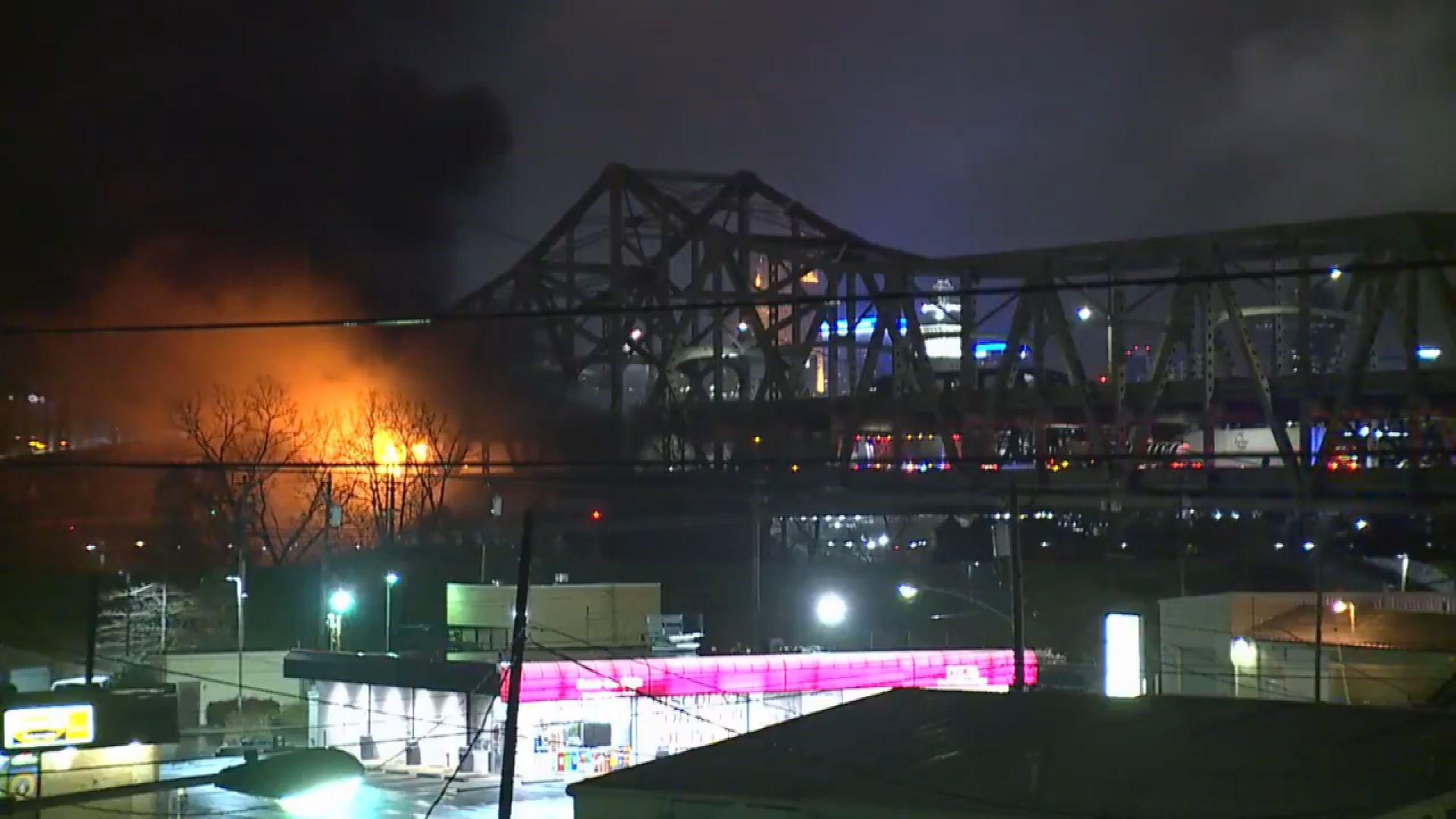 Brent Spence Bridge closed after semis collide, cause fire | whas11.com