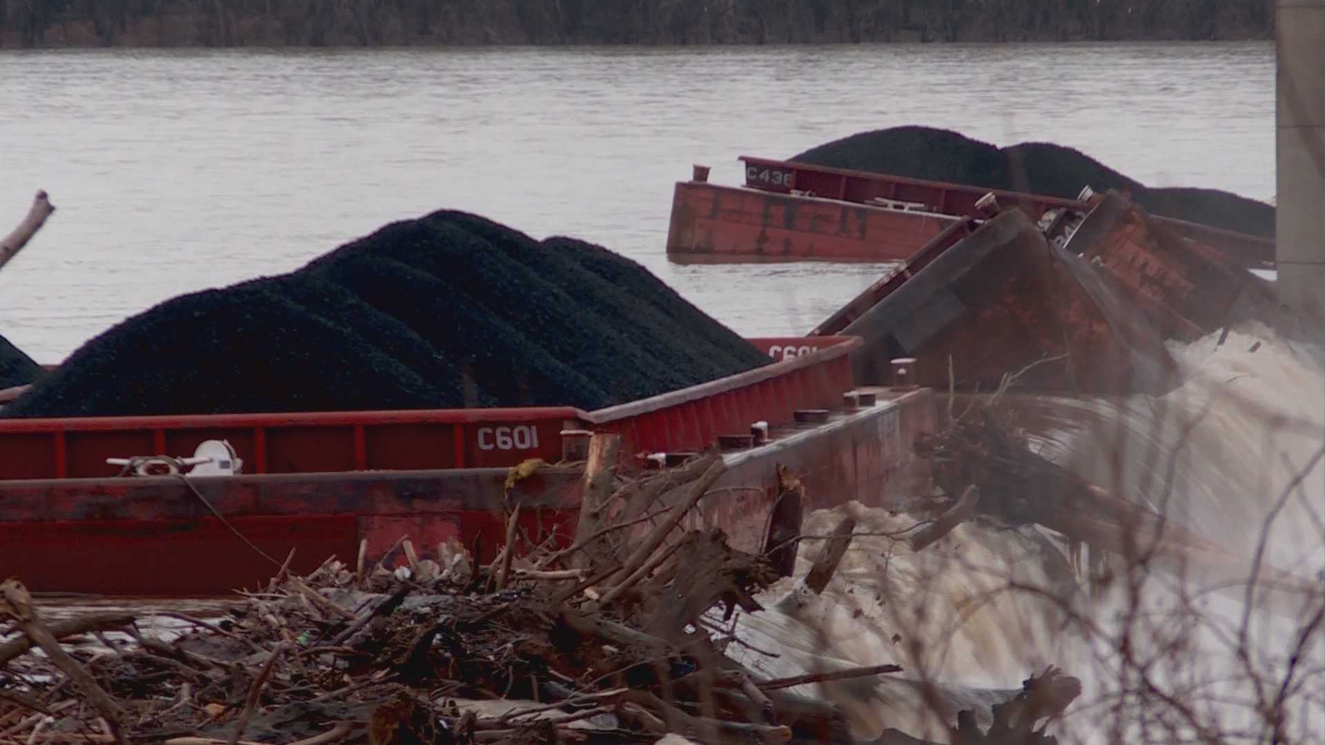 Two sunken barges remain in Ohio River | whas11.com