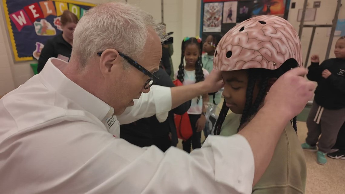 Hartstern Elementary students receive bike helmets | whas11.com