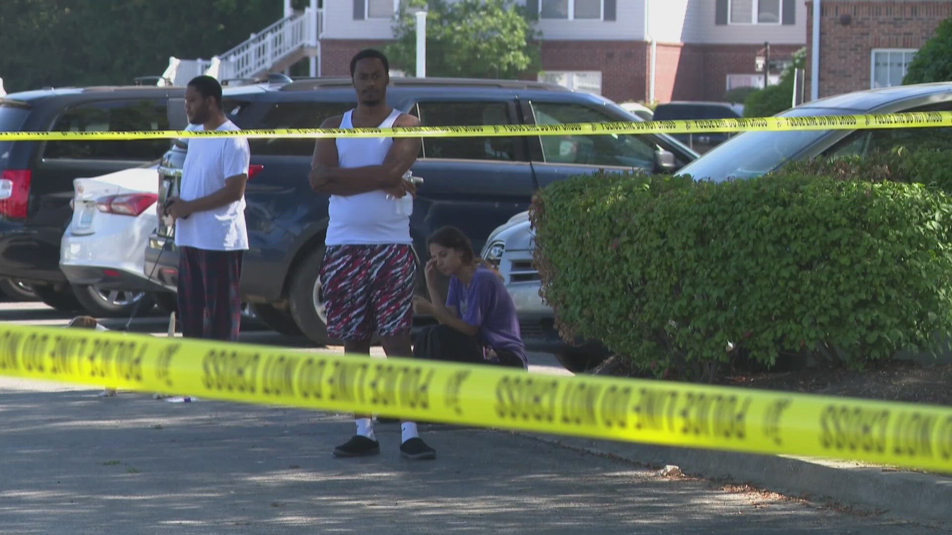 Police seek suspects after 2 shot dead in Okolona apartment complex ...