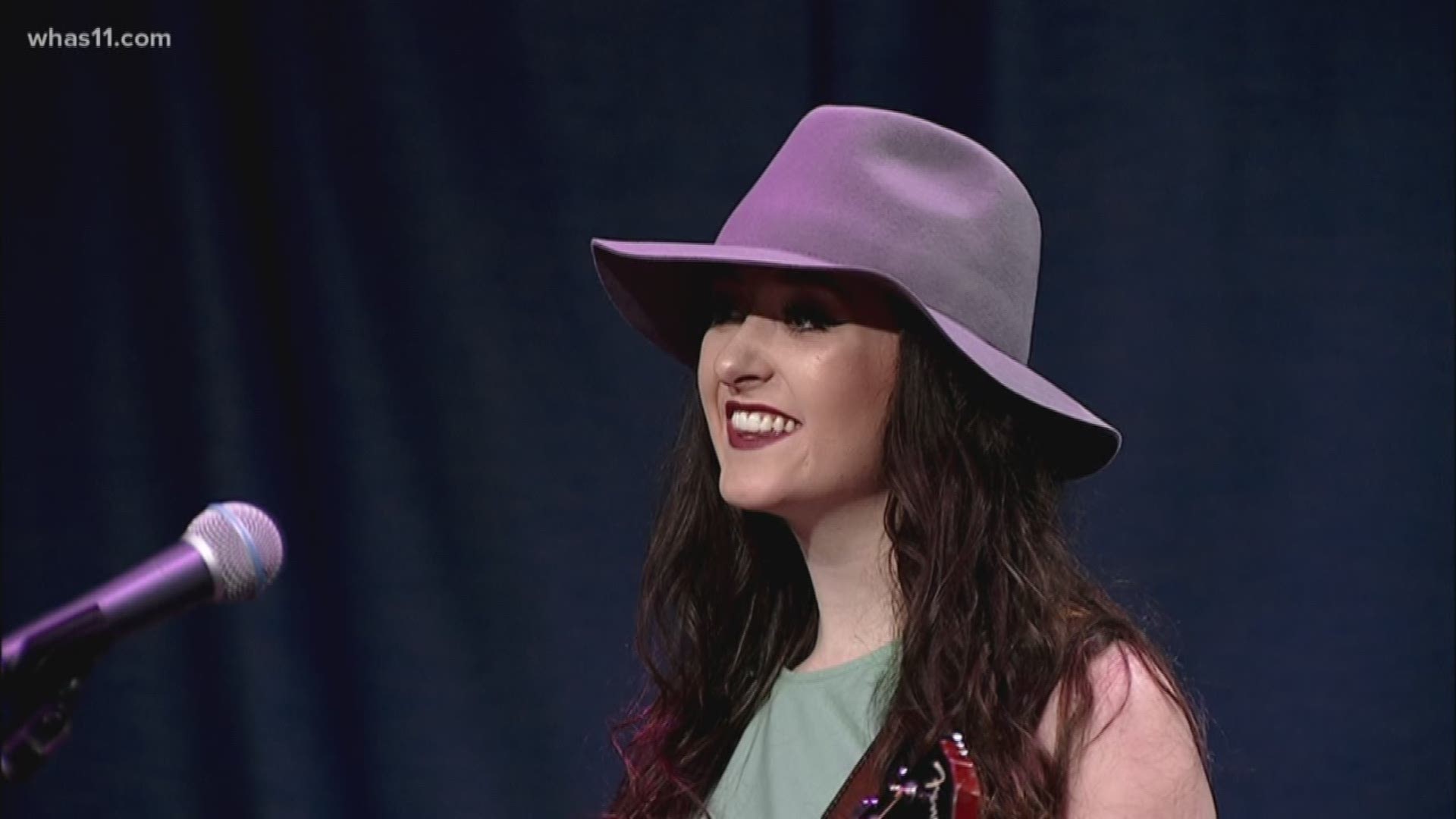 Hayley Payne performs on GDL before show at Lincoln Amphitheatre ...