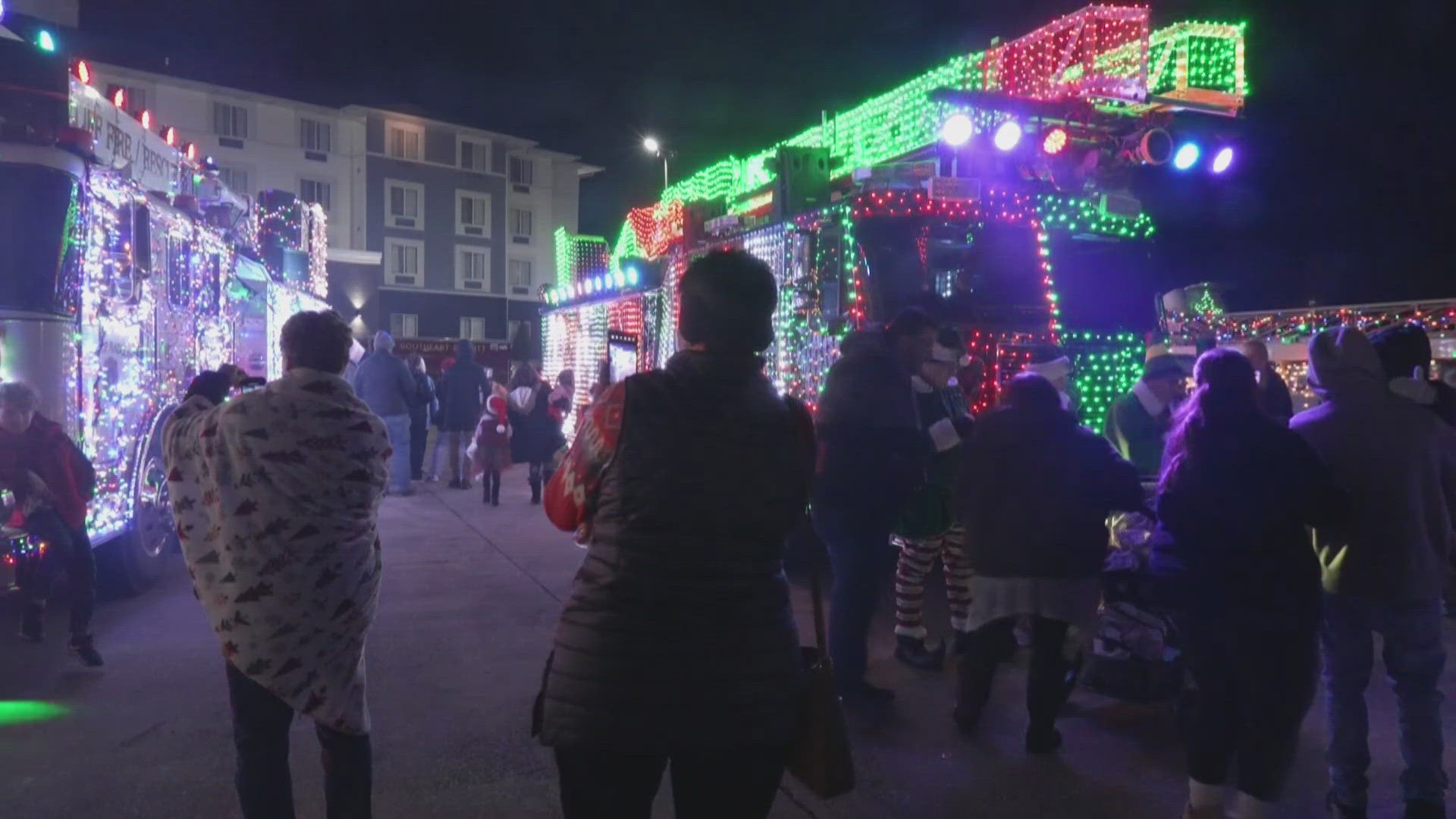 Decorated fire trucks meet up in Shepherdsville, Kentucky for holidays ...