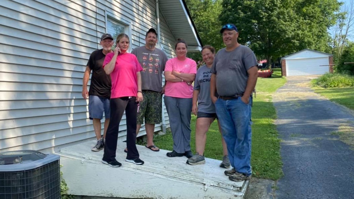 Elizabeth, Indiana residents trap trespasser as they await police ...