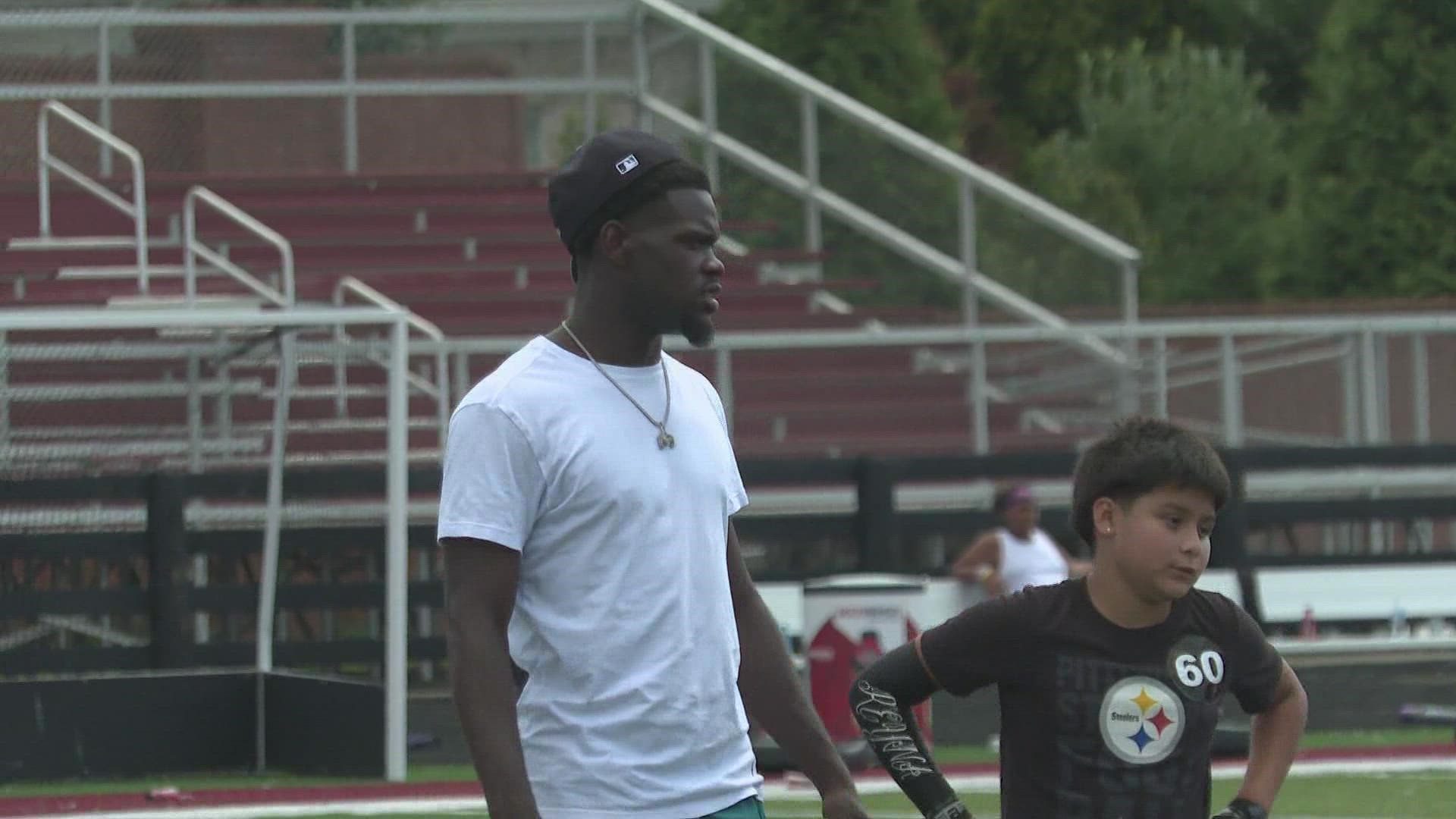 UofL's Ford, Minkins lead youth football camp | whas11.com
