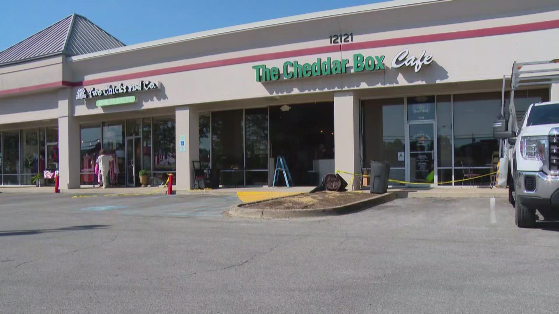 Cheddar Box Cafe open after car crash Tuesday | whas11.com