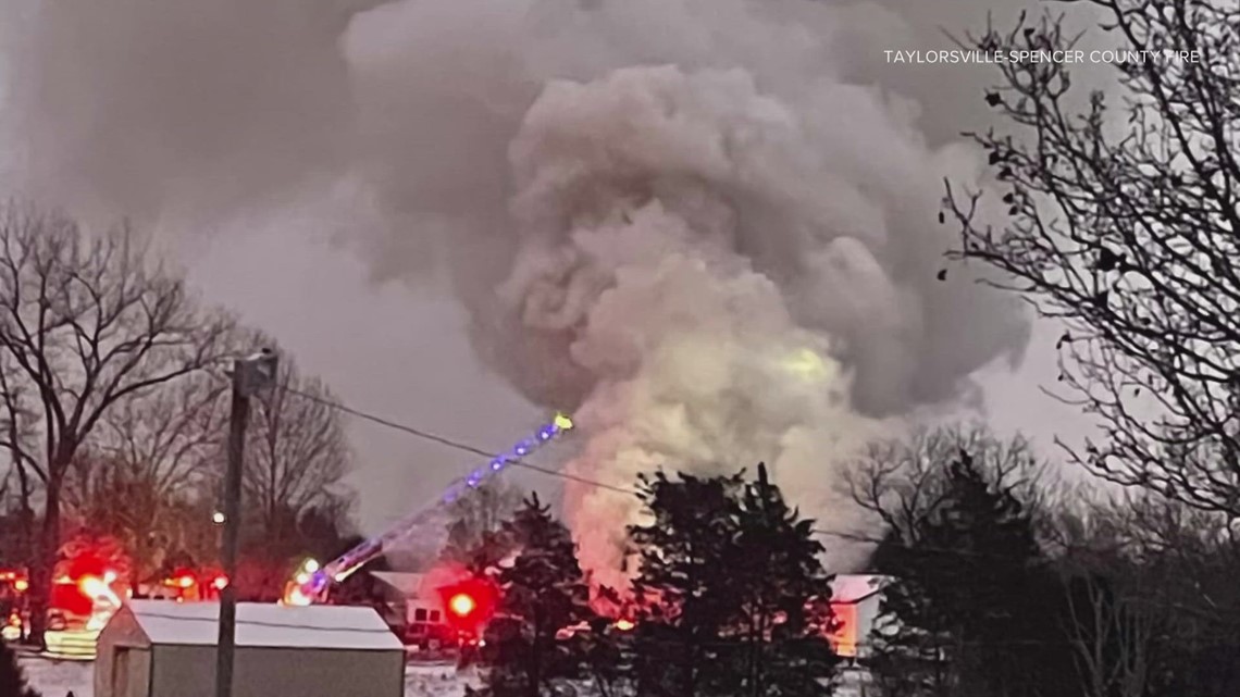 2 firefighters hurt while battling 'heavy fire' in Kentucky | whas11.com