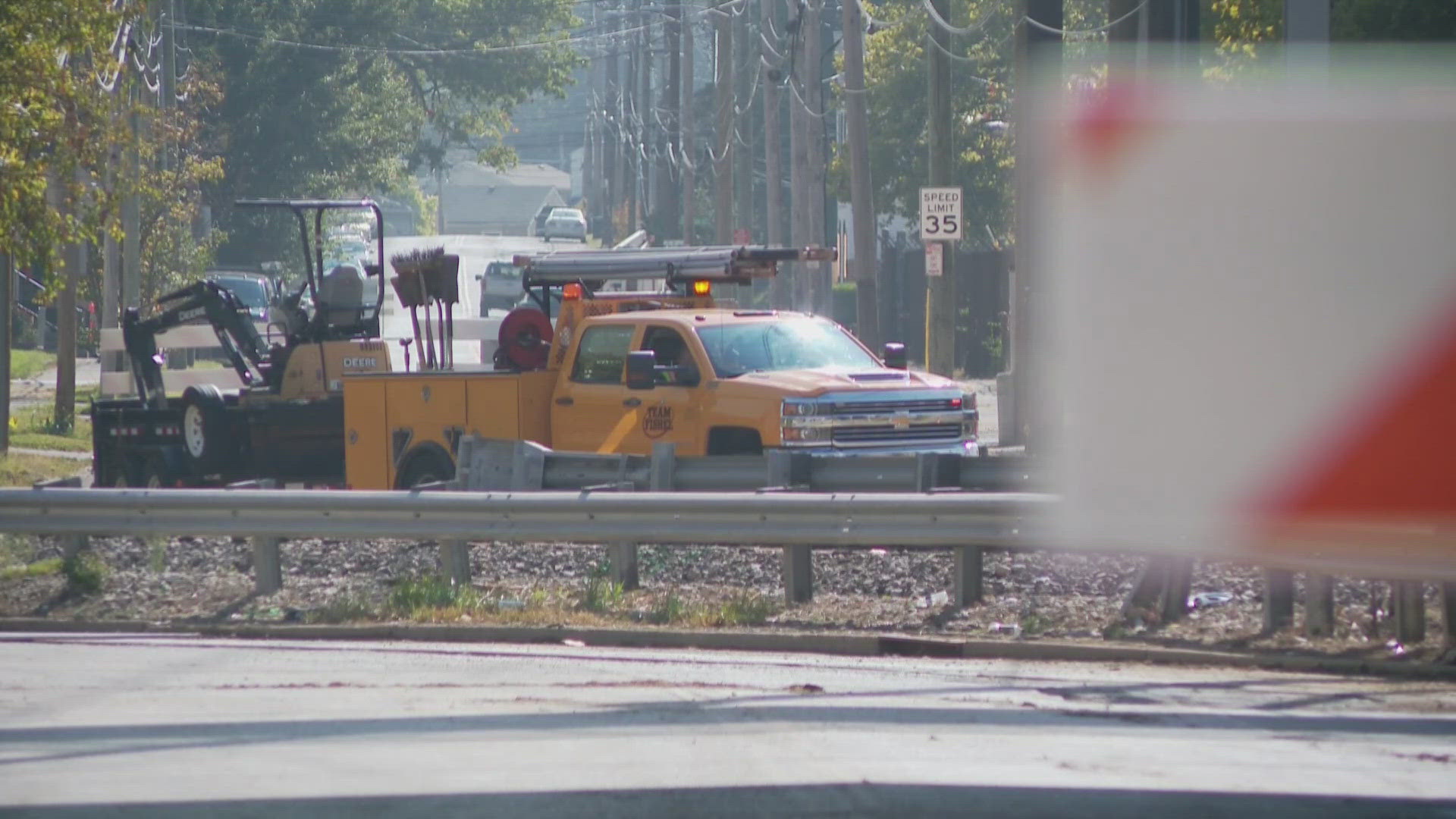 I-64 east lanes closed after 5-vehicle crash in east Louisville | whas11.com