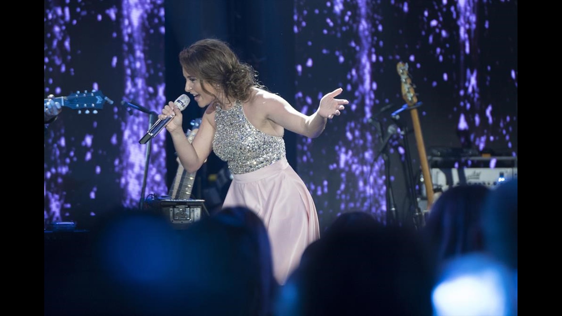 WATCH: Kentucky's Layla Spring and her little sister Dyxie performed ...