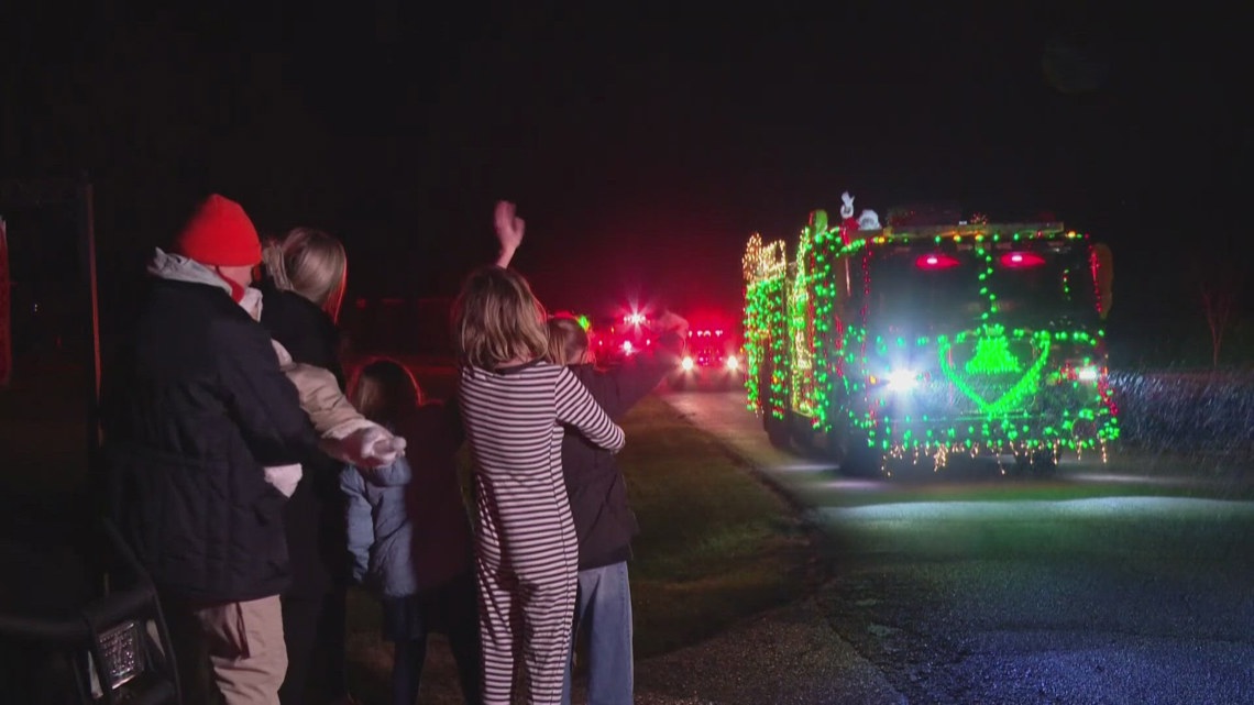 Santa and the Grinch ride through Bullitt County | whas11.com