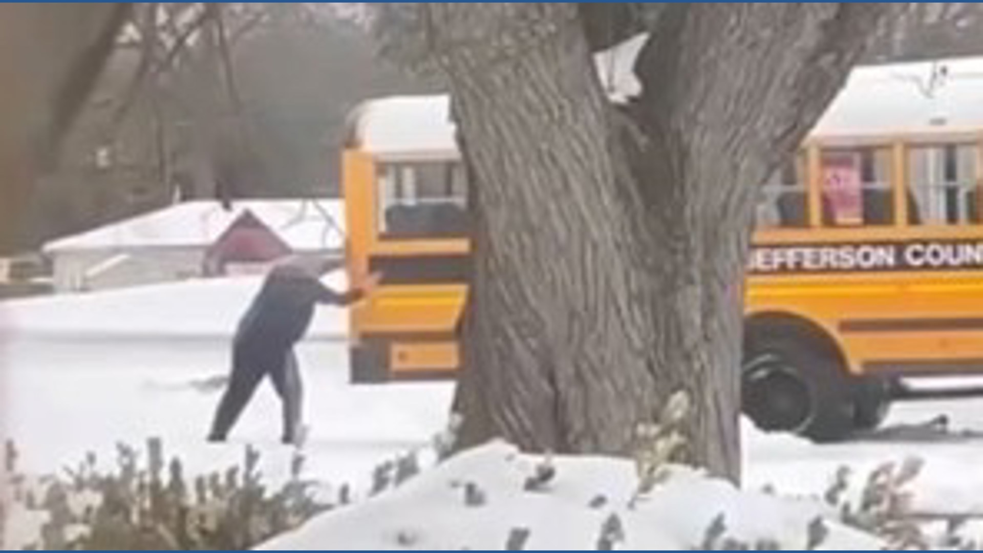 JCPS School bus stuck in PRP neighborhood | whas11.com