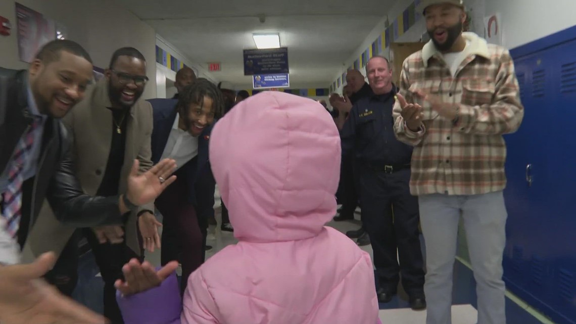 'Flash Dads' celebrate students at Rutherford Elementary | whas11.com