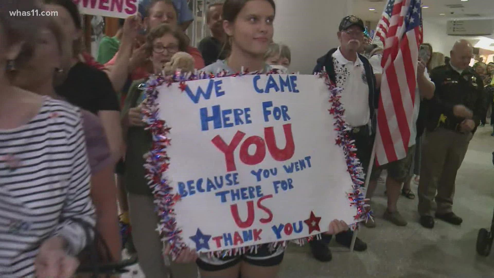 Louisville crowd welcomes home honor flight veterans | whas11.com