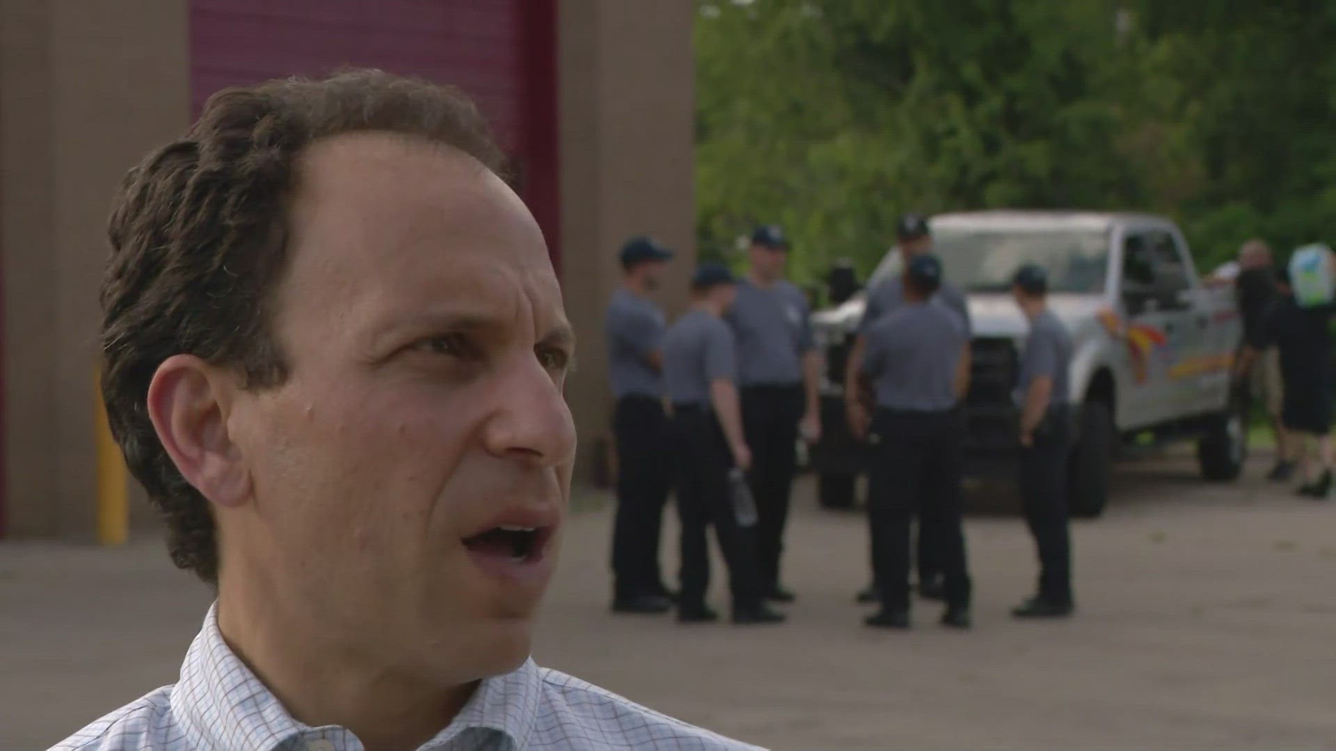 Louisville mayor goes door-to-door in Highview neighborhood | whas11.com
