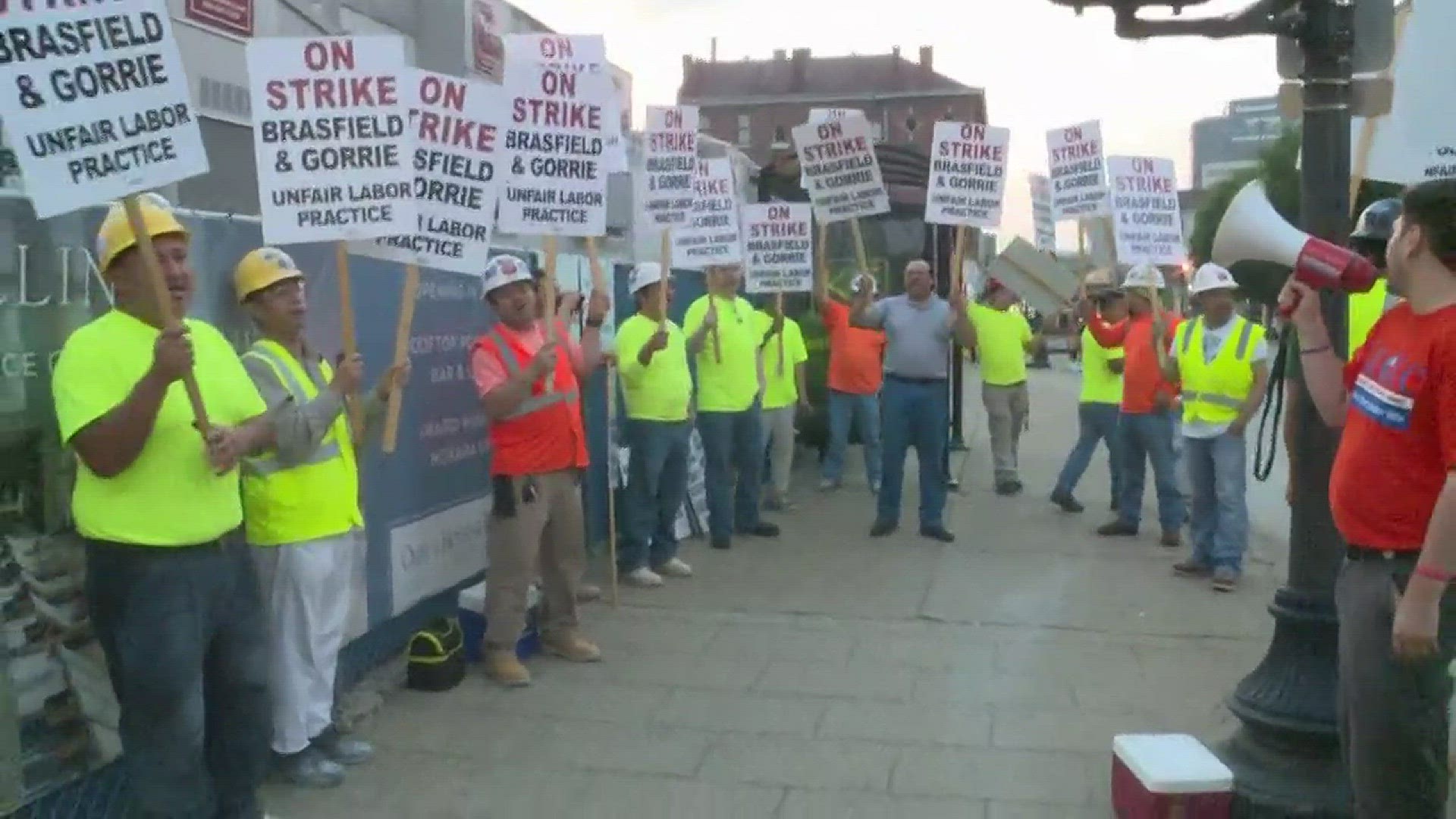 Omni Lou. Construction workers on strike | whas11.com