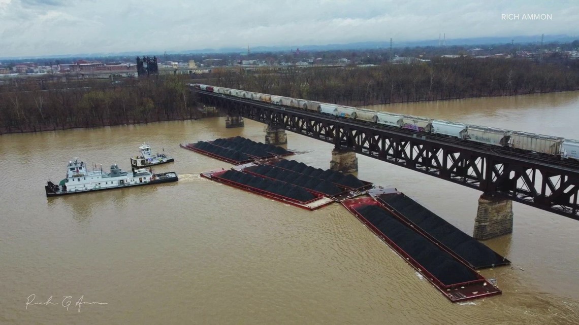 Runaway coal barges become trapped by Louisville bridge | whas11.com