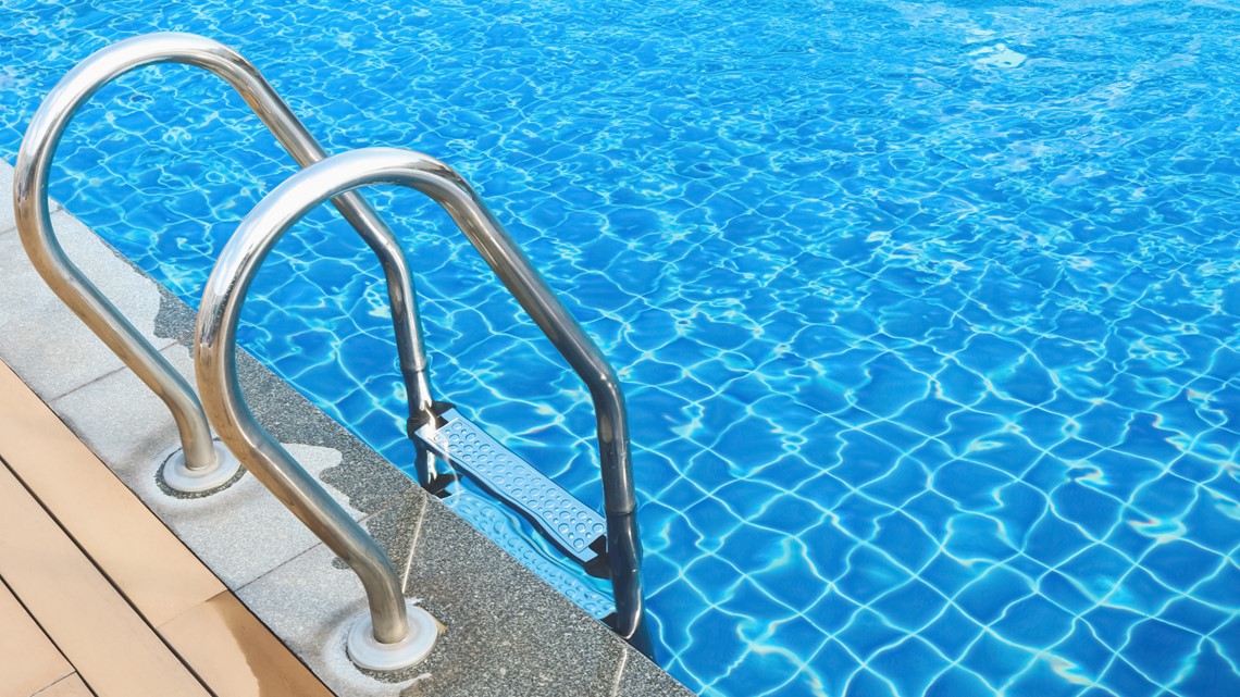 World's Largest Swim Lesson held at Kentucky Kingdom | whas11.com