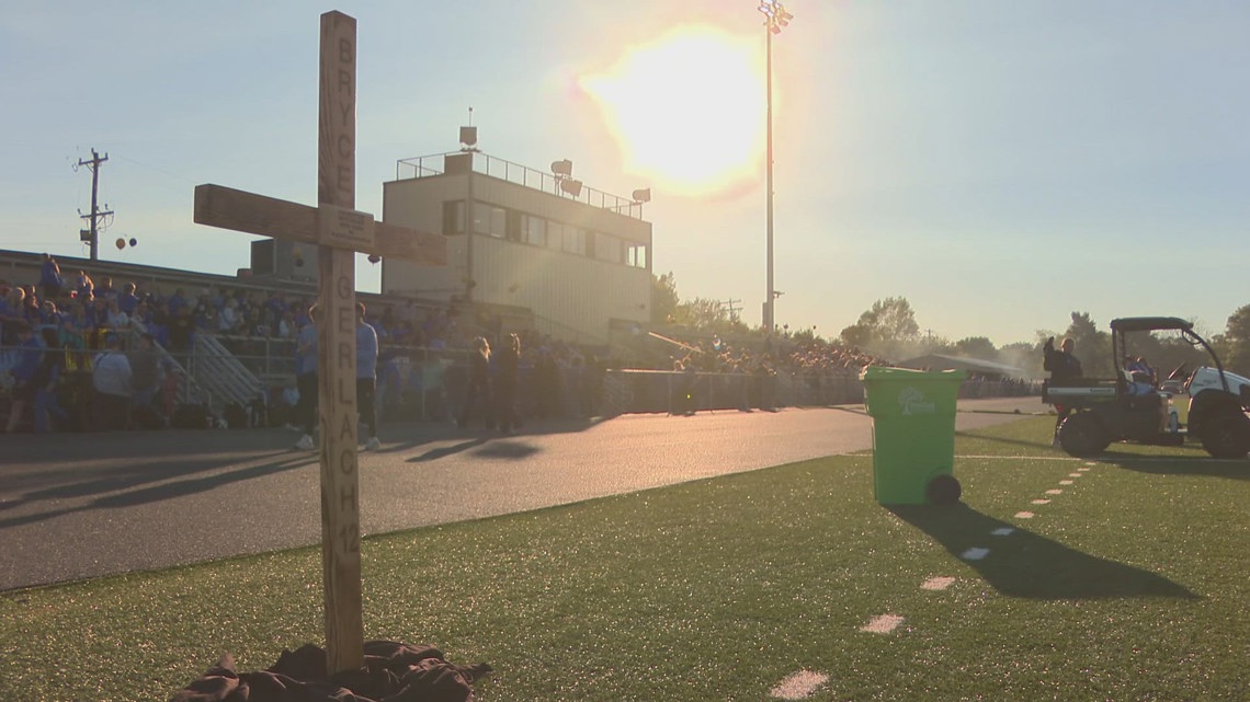 Southern Indiana football team remembers shooting victim on Senior ...