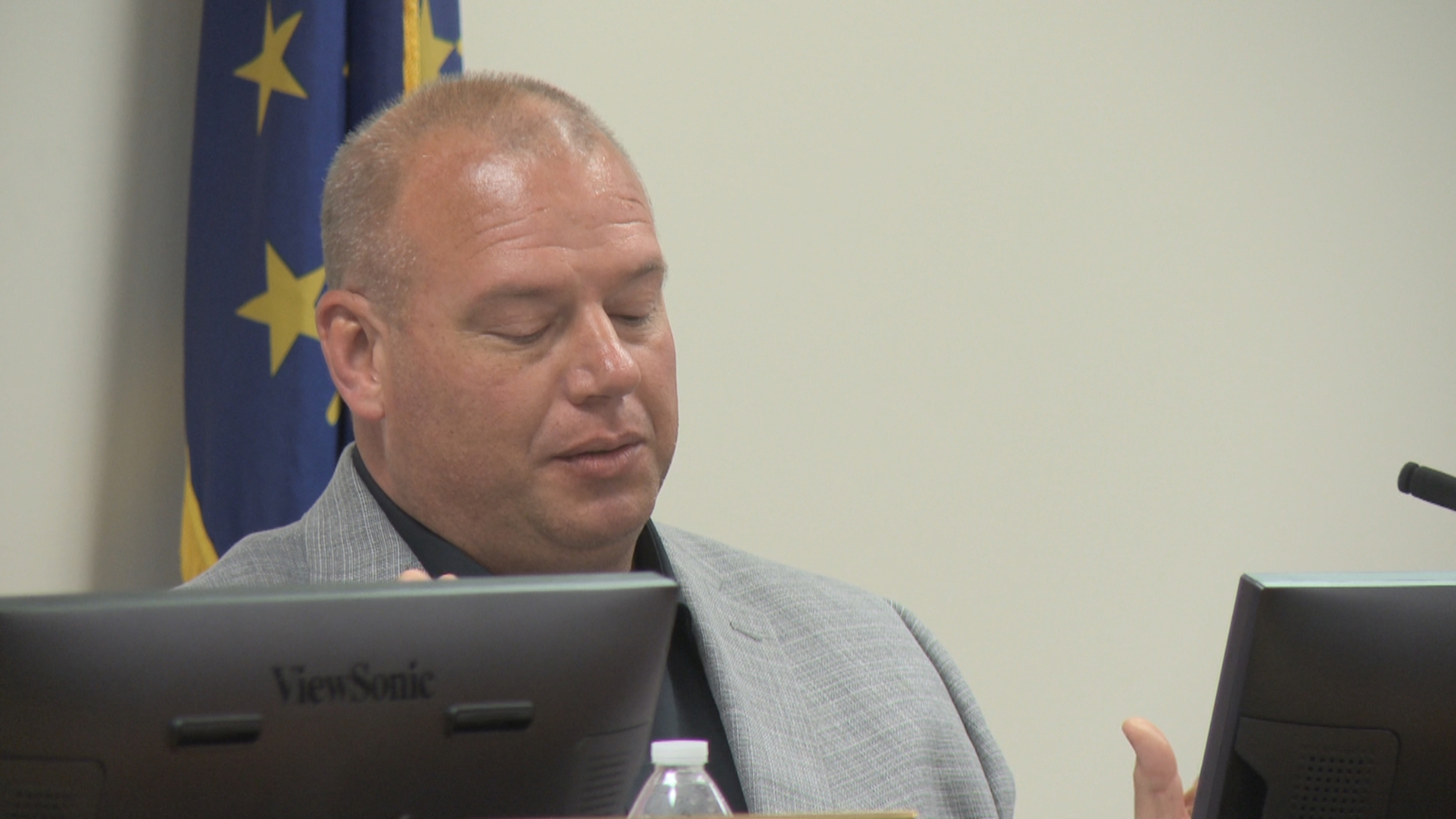 Floyd County commissioner not in favor of new ambulance deal | whas11.com