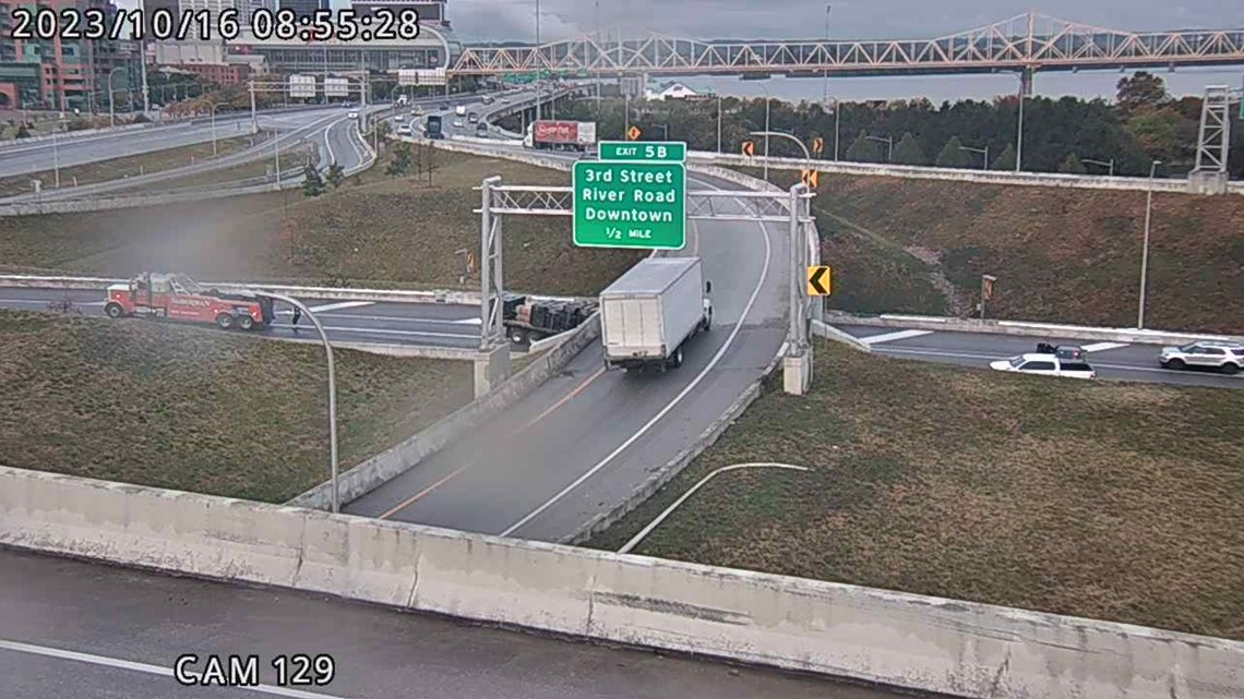 Crash on I-65 ramps downtown causing traffic on I-71 S, I-64 W | whas11.com