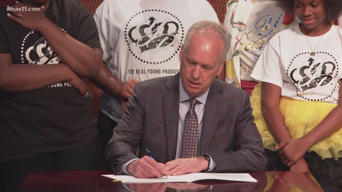 Louisville Mayor Fischer signs CROWN Act | whas11.com