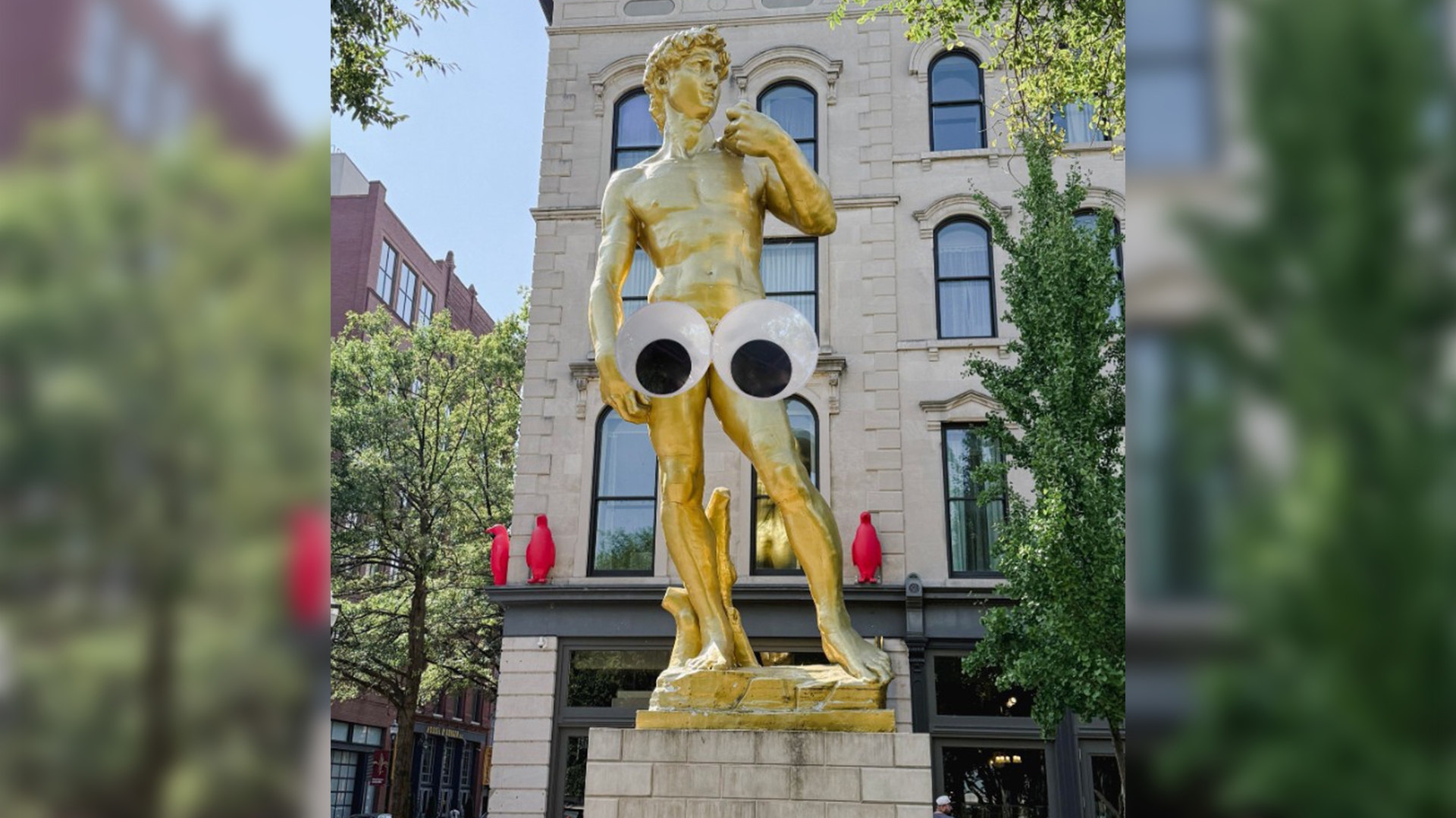 'Big dumb eyes' popping up across Louisville ahead of Nate Bargatze ...