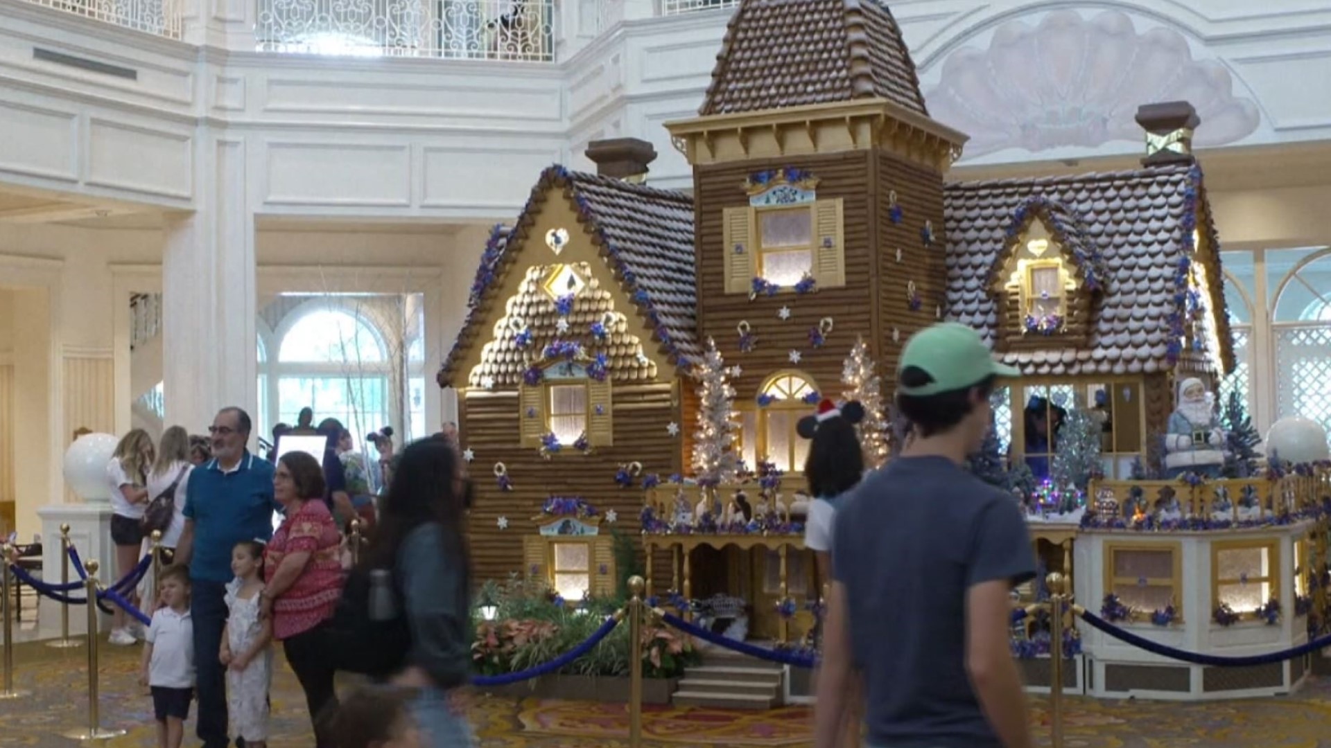 Life-sized gingerbread house makes for super sweet holiday tradition ...