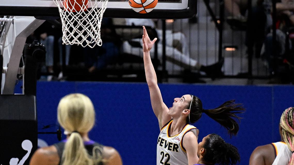 Clark struggles in WNBA debut; Fever falls to Sun 92-71 | whas11.com