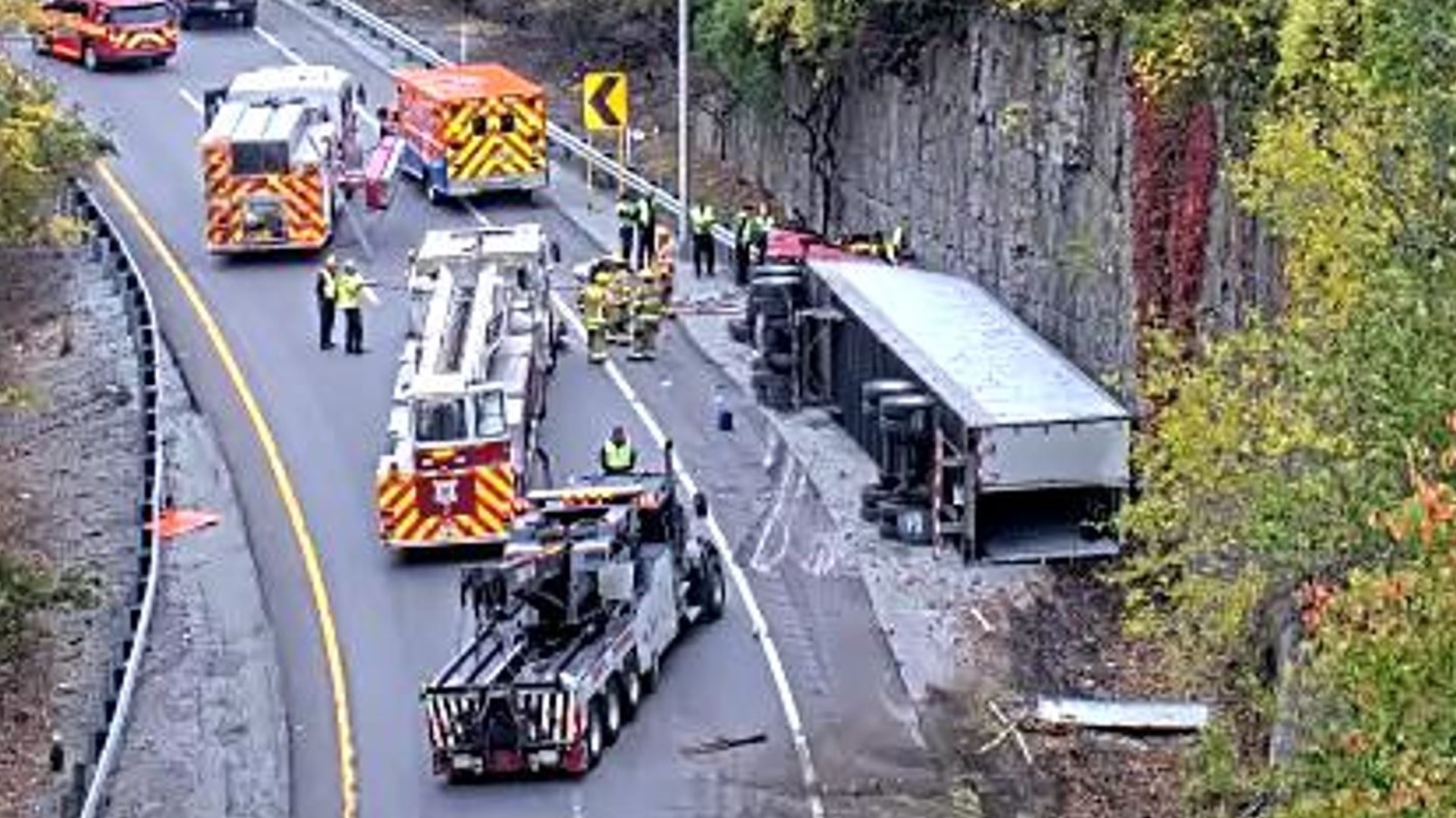 Major Louisville interstate reopens after crash involving overturned semi truck | whas11.com