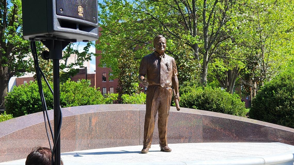 Ed Hamilton officially unveils David Jones Sr. statue | whas11.com