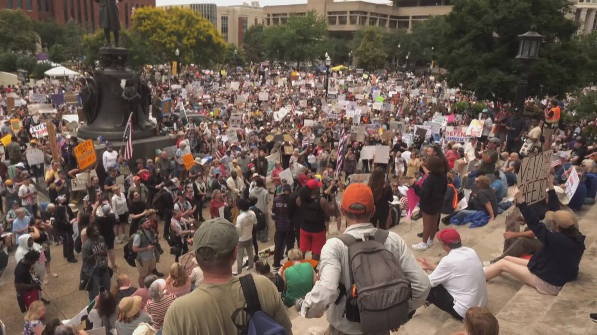 Thousands from Louisville gather for No Kings Day Protests | whas11.com