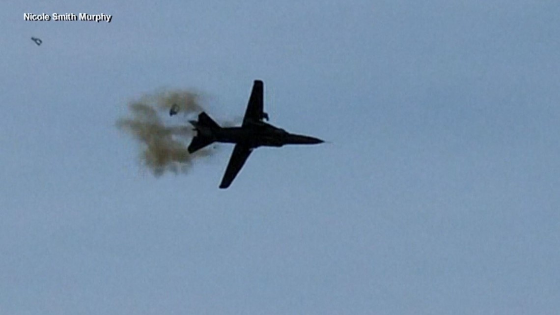 Pilots eject from plane before it crashes during Thunder Over Michigan Airshow | whas11.com