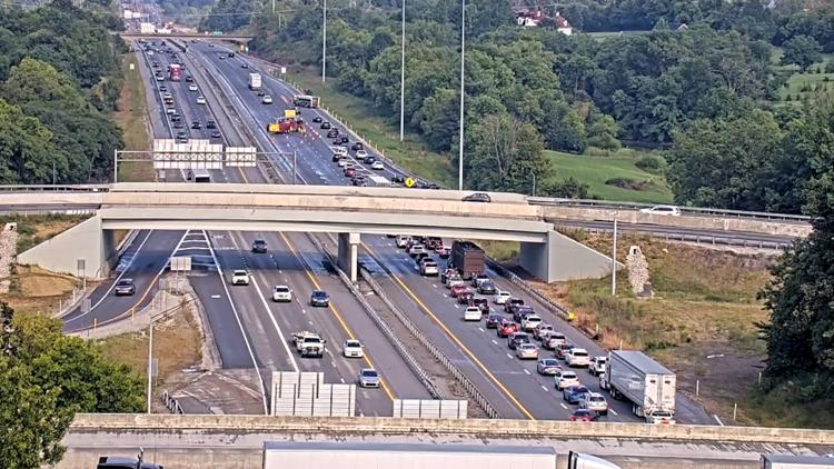 I-64 east lanes closed after 5-vehicle crash in east Louisville | whas11.com