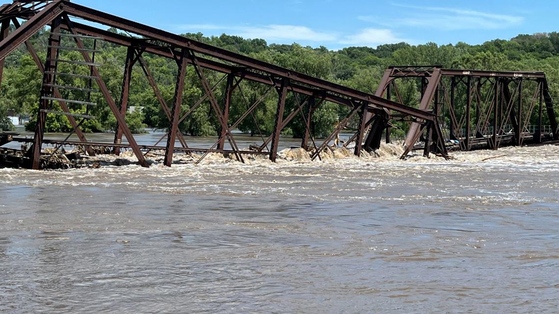 Midwest Flooding Kills 2 Forcing Hundreds To Evacuate Whas11