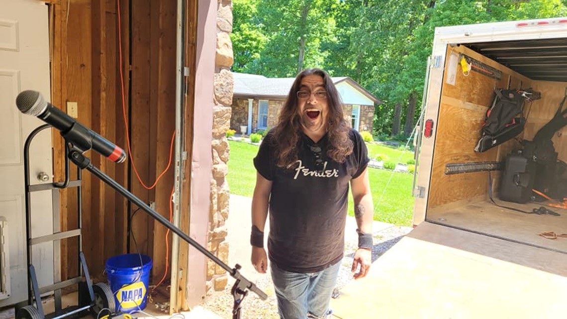 Louisville guitarist, Randy Chandler, dies on stage | whas11.com