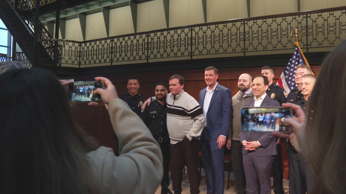4 Louisville police officers honored by the city | whas11.com