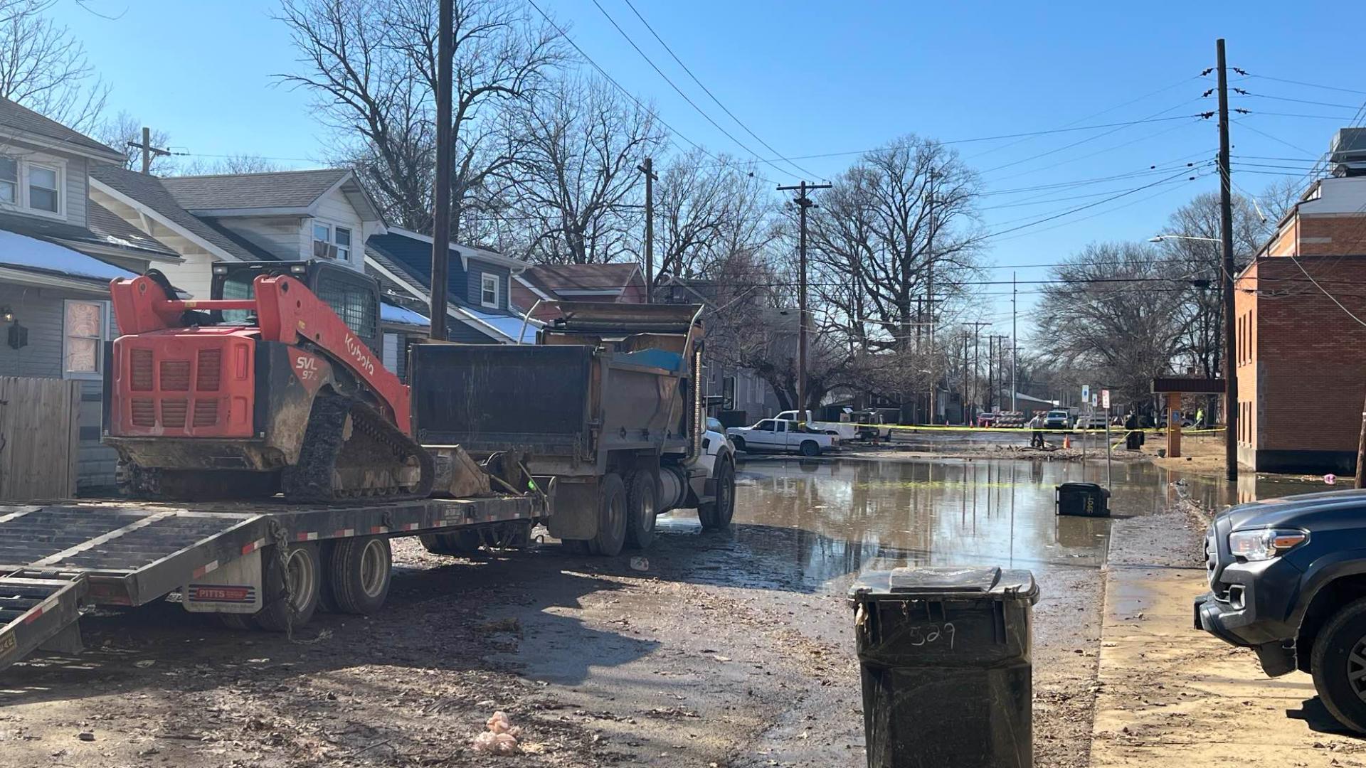 Louisville Water Company working on water main break in South ...