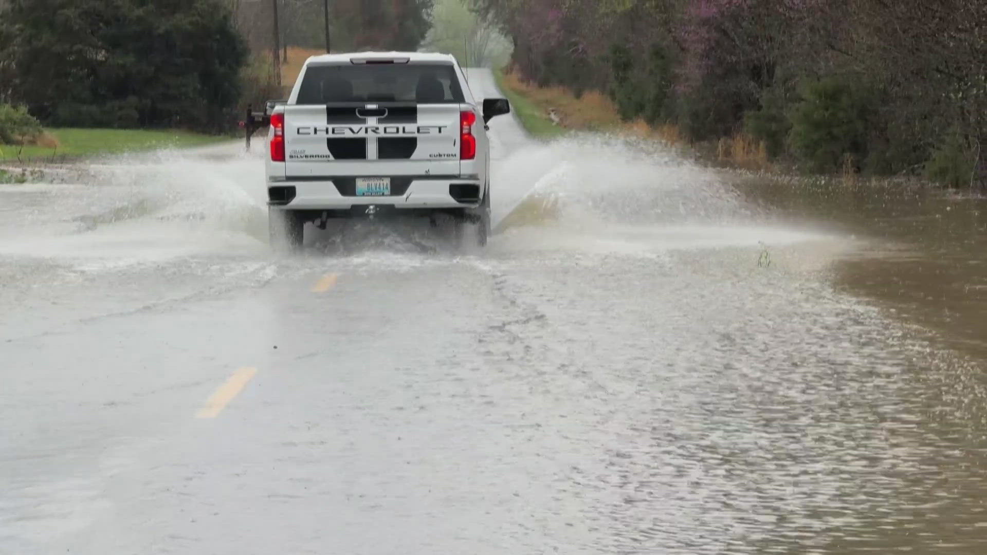 Nelson County inmates help place sandbags amid severe flooding | whas11.com
