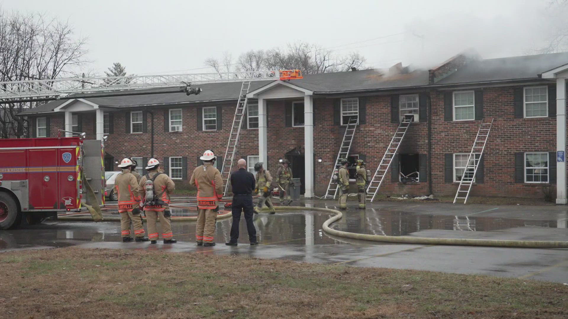 Apartment complex on Colonial Oaks Court in Louisville damaged in fire ...