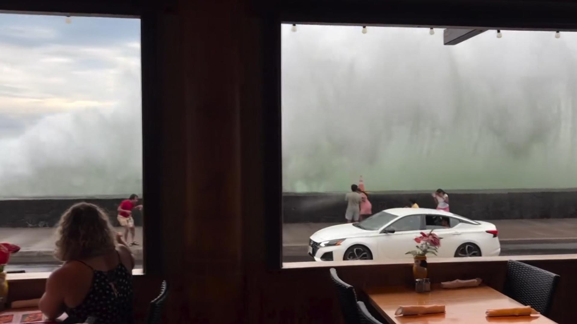 Huge waves crash on Hawaii restaurant | whas11.com