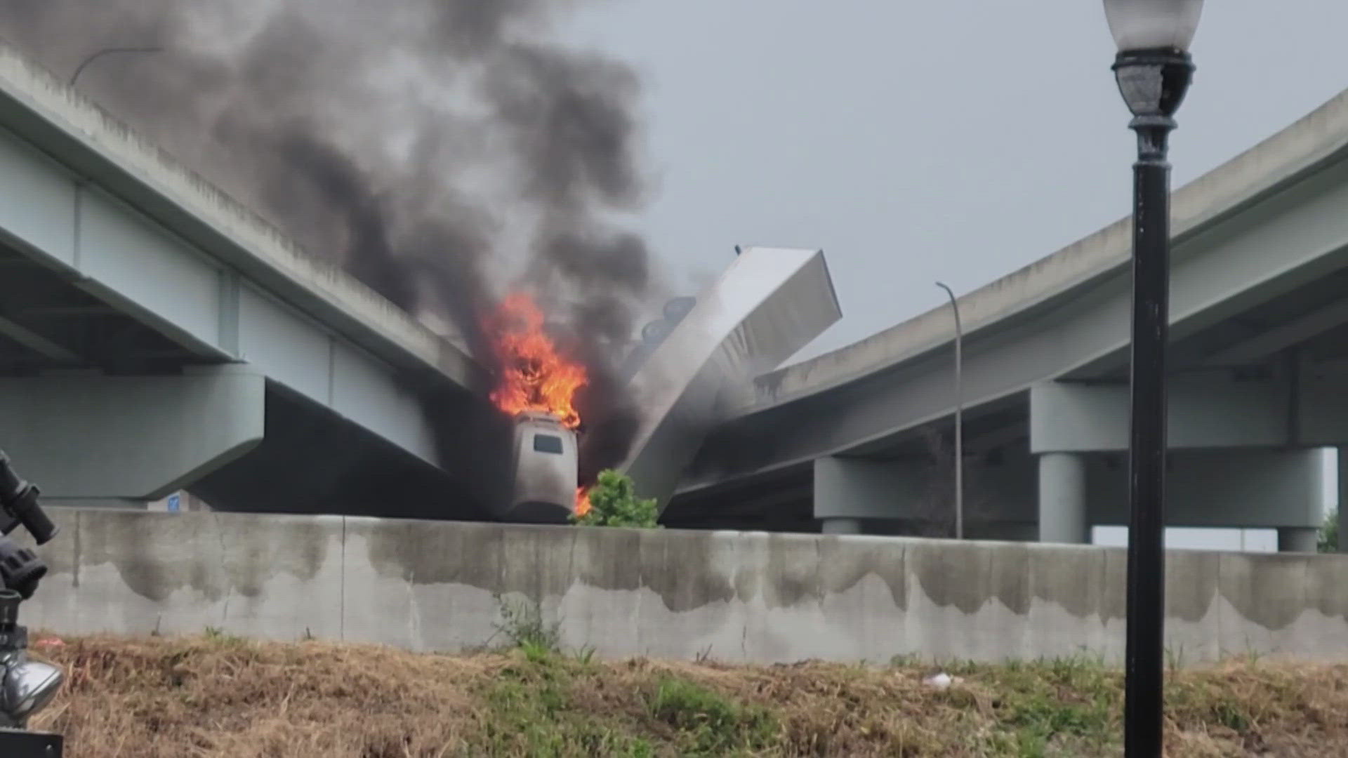 Louisville interstate ramp shut down due to fiery semi crash near Kennedy Bridge | whas11.com